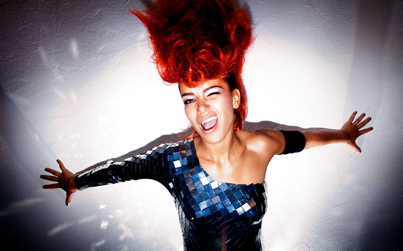 Eva Simons met Will.I.Am op 1 in België