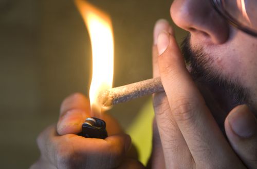 Wiet roken helpt nauwelijks tegen pijn