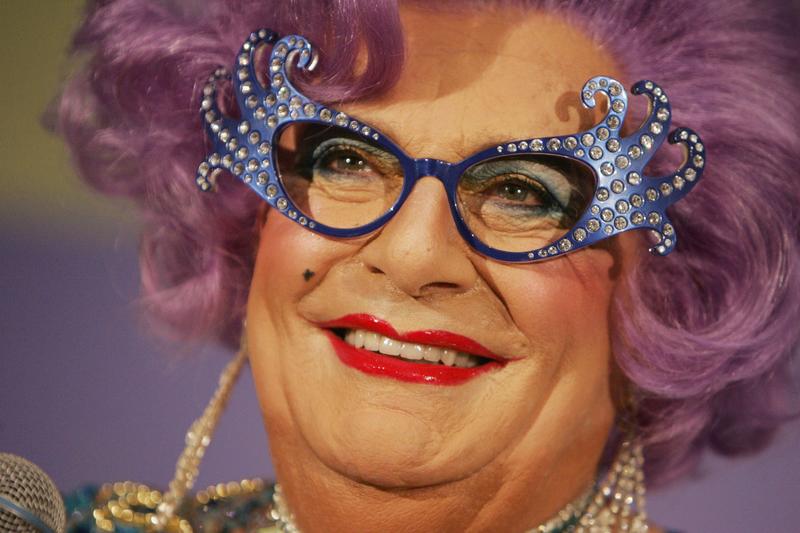 Komiek Barry Humphries (89), Dame Edna, opgenomen in het ziekenhuis
