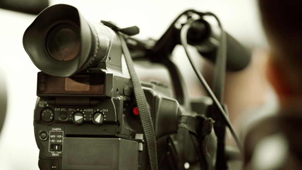 Agenten aangevallen om cameraploeg EO