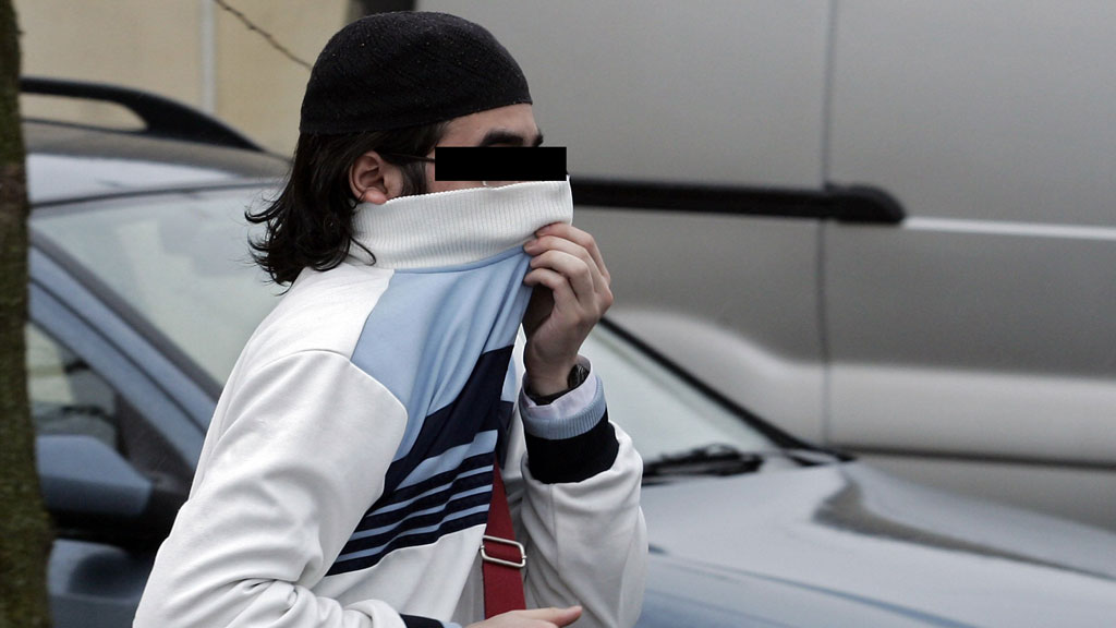 'Samir A. had mobieltje met internet in cel'