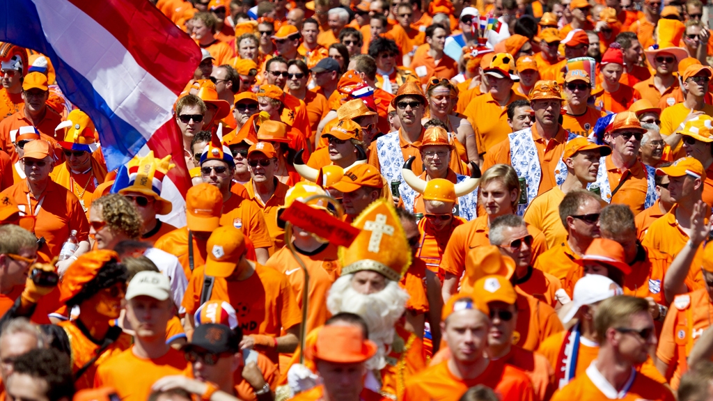 Oranje wint van Denen op fanplein