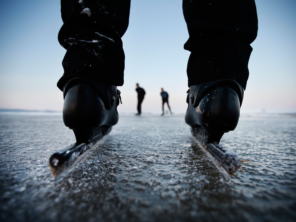 Man zakt door ijs, in zorgelijke toestand naar ziekenhuis gebracht