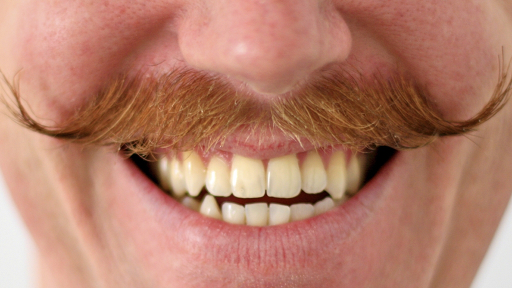 Vrouw laat snor en baard staan voor Movember