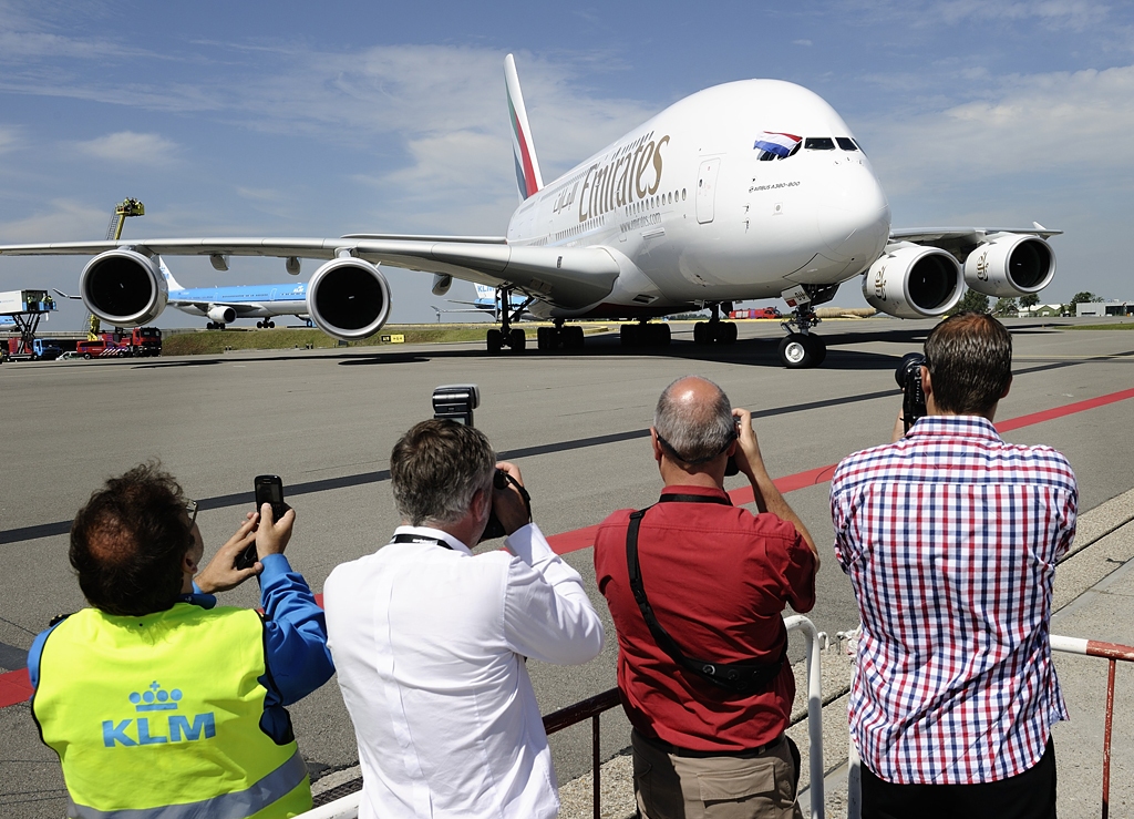 In beeld: Grootste vliegtuig ter wereld op Schiphol