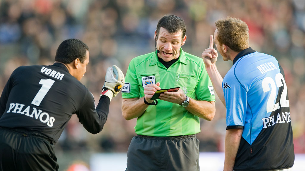 Scheidsrechters trekken sneller kaarten