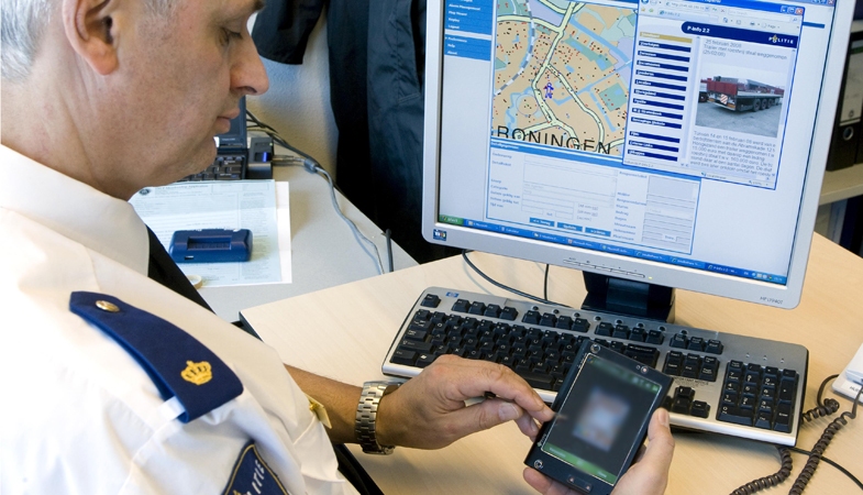 Politie laat opsporing via internet links liggen