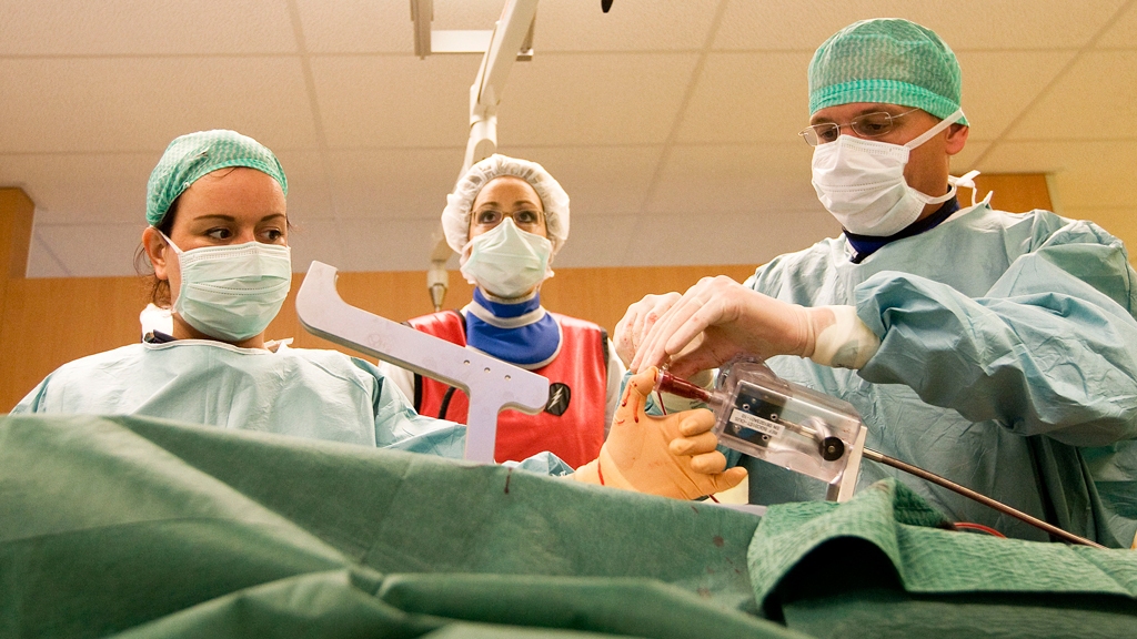 Vijf mensen overleefden operatie chirurg niet