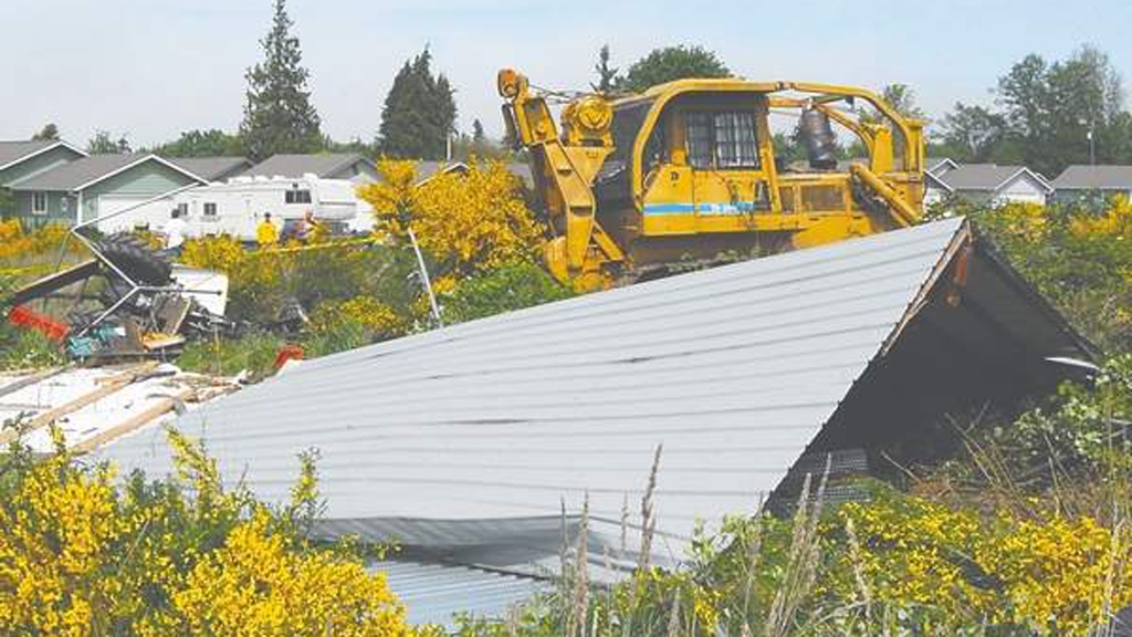Boze Barry beukt bulldozer door buurt