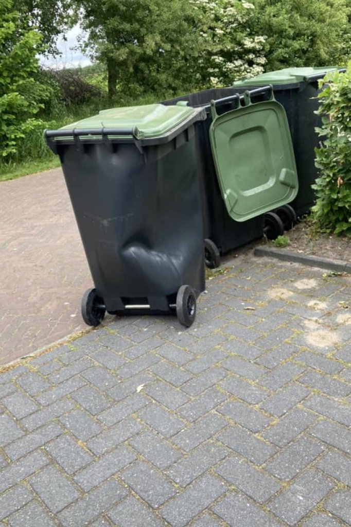Afvalcontainers vol deuken in Drentse gemeente: 'Weggegooid geld'