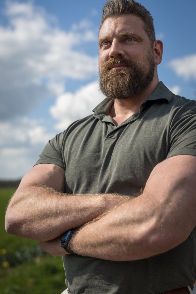 Olivier was ooit een onzekere slungel, nu is hij de gespierde reus van ...