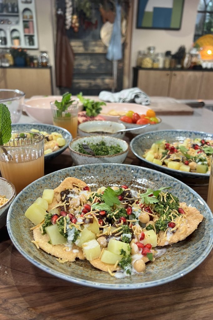 Indiaas streetfood: papdi chaat met tamarinde- en kruidenchutney en dahi