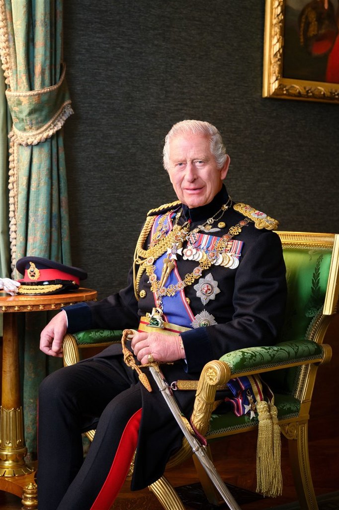 Brits koningshuis deelt nieuwe portretfoto van koning Charles