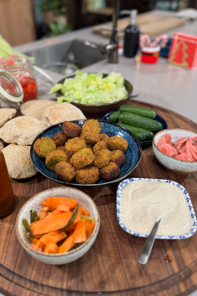 Falafel borrelplank met zelfgemaakte pitabroodjes en Tahinsaus